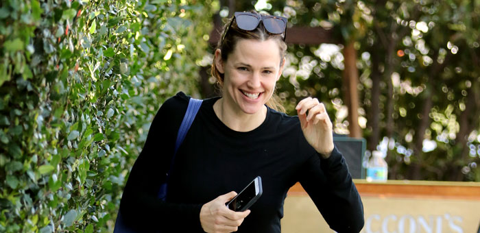 Jennifer Garner Jets Out After Montana Getaway With Ben Affleck ...