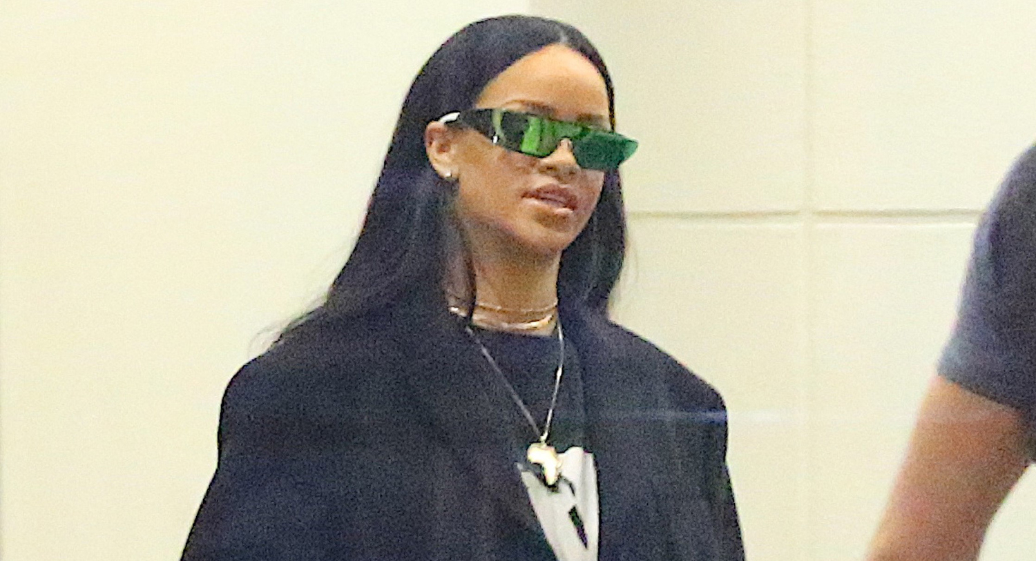 Rihanna Meets Fan Dressed Up as Her ‘Rhenna’ Meme | Rihanna : Just Jared