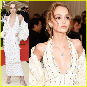 Lily-Rose Depp Makes Her Met Gala Red Carpet Debut! | 2016 Met Gala ...