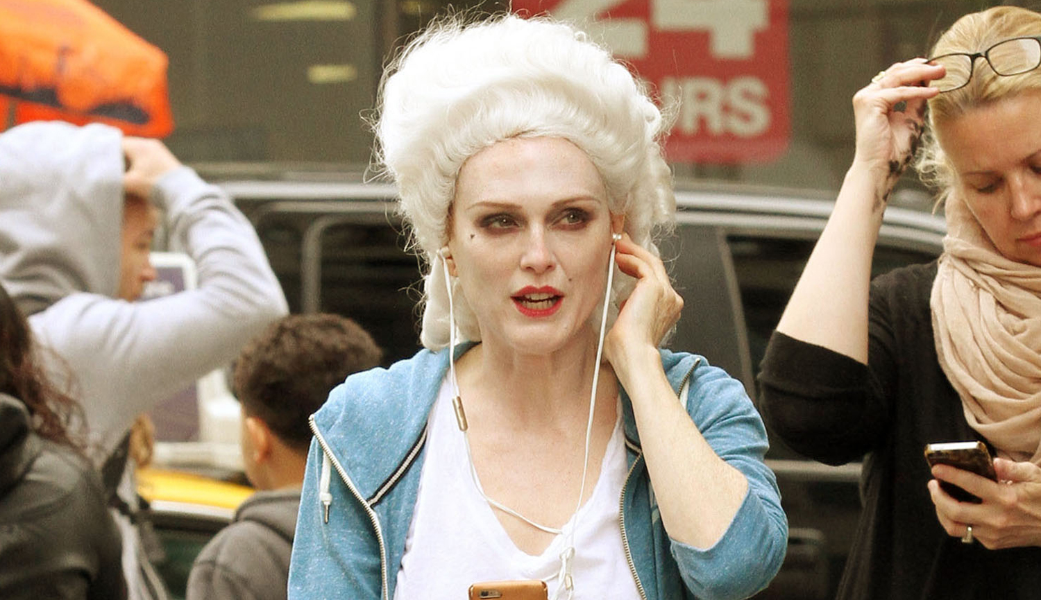 Julianne Moore Wears a Marie Antoinette-Style Wig on Set! | Julianne ...