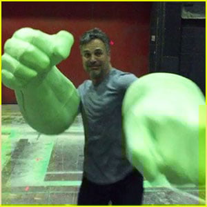 Mark Ruffalo Goofs Off with His Hulk Hands on ‘Thor: Ragnarok’ Set ...