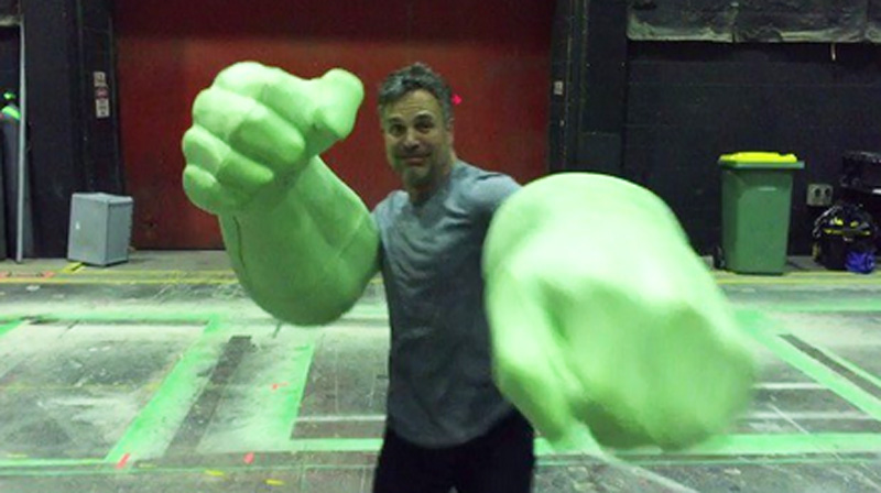 Mark Ruffalo Goofs Off with His Hulk Hands on ‘Thor: Ragnarok’ Set ...