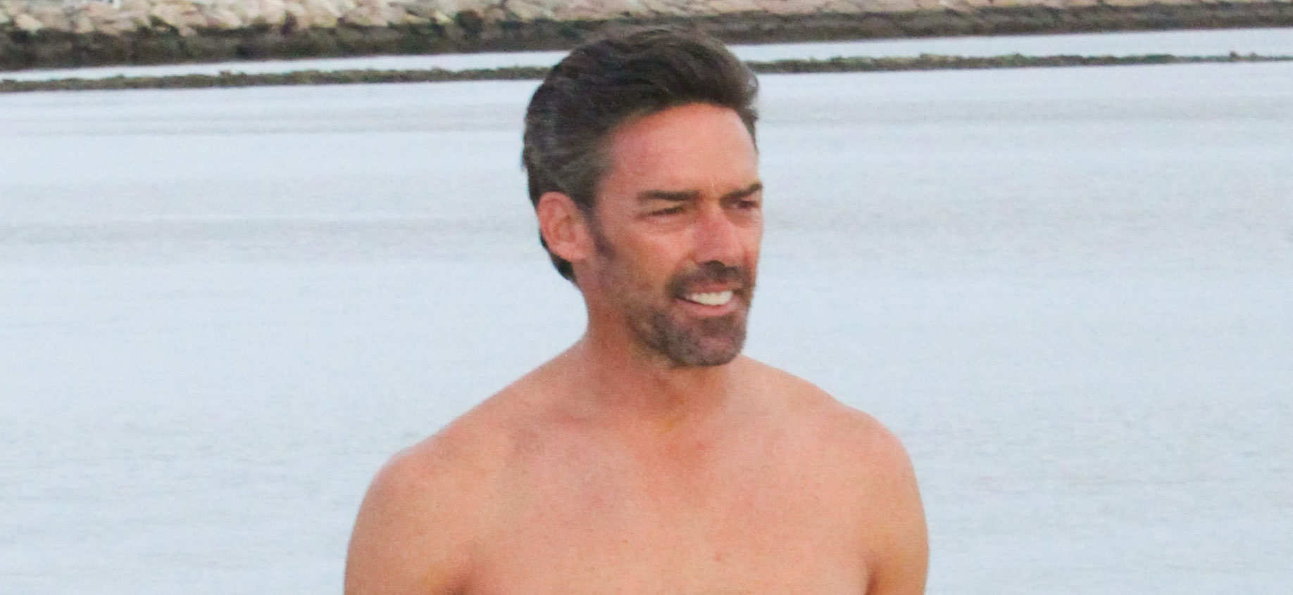 Former NFL Player Jason Sehorn Show Off Ripped Abs While Paddle ...