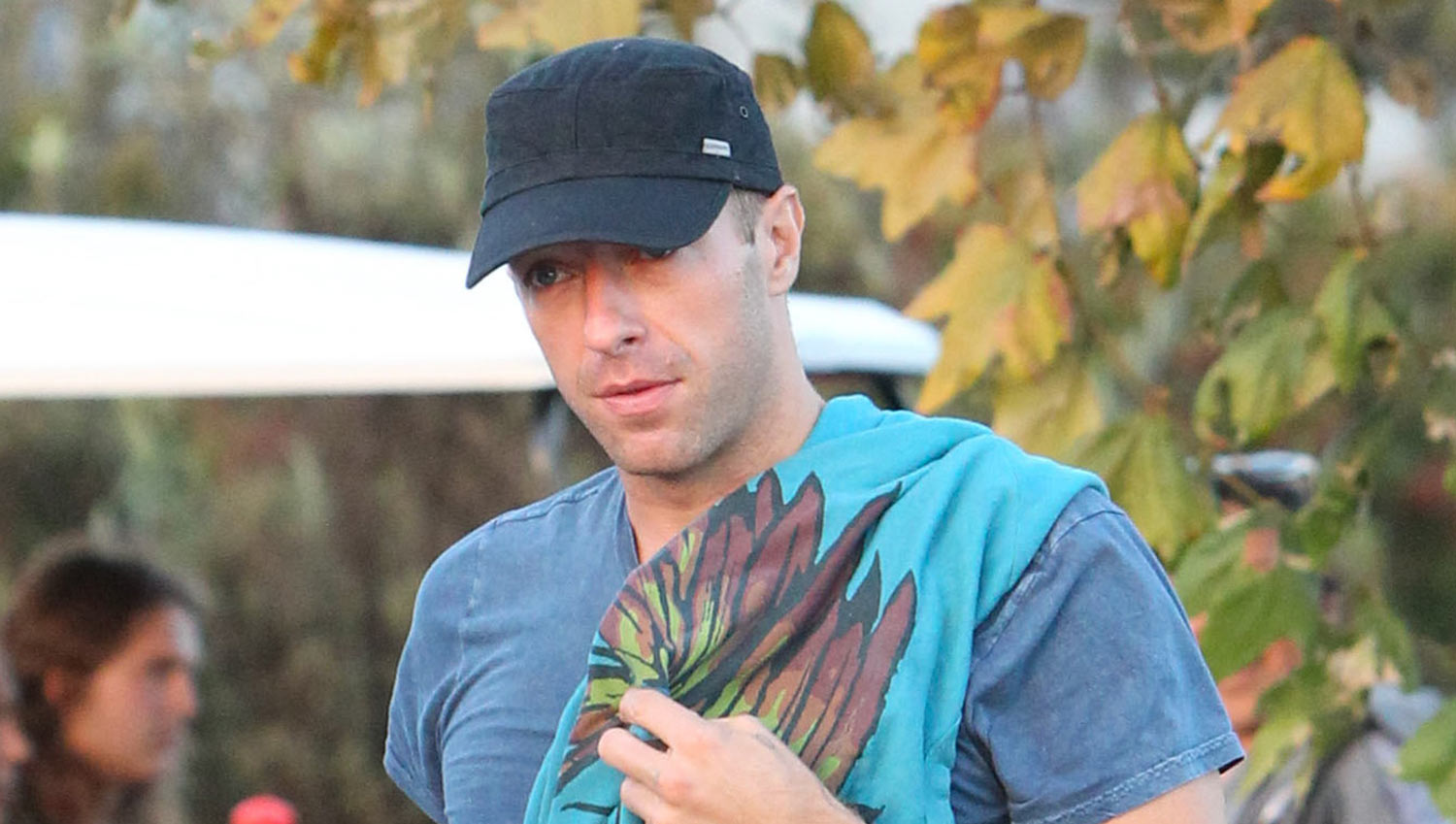 Chris Martin Performs Acoustic Version of The Killers’ ‘Mr. Brightside ...