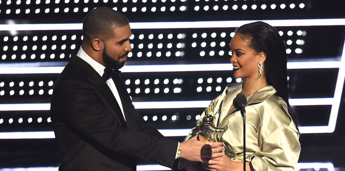 Rihanna & Drake Kiss on Stage During Concert (Video) | Drake, Rihanna ...