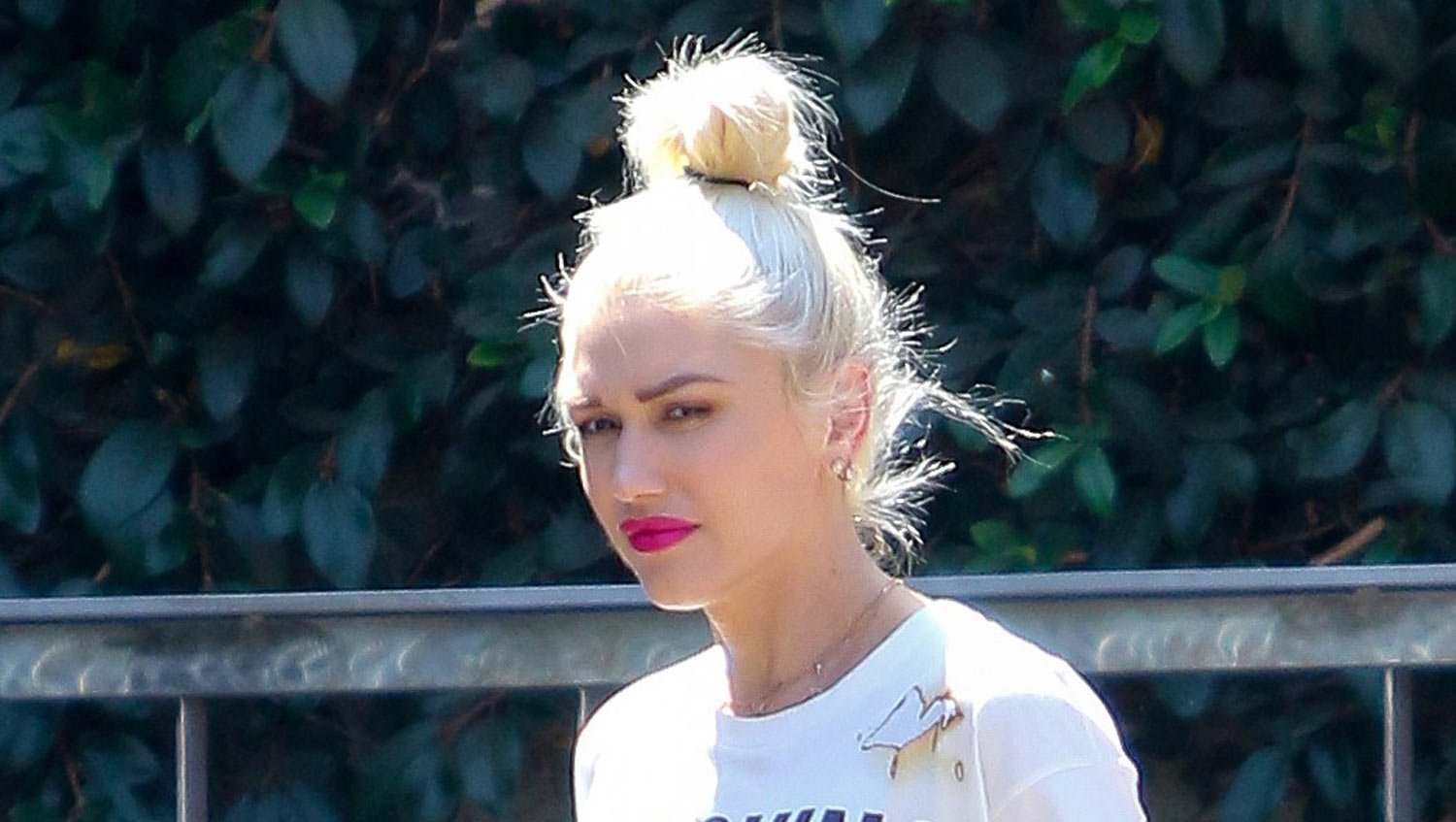 Gwen Stefani is the Queen of Selfies During Her Tour! | Gwen Stefani ...