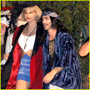 Behati Prinsloo Dresses as ‘Pretty Woman’ for Halloween Alongside Adam ...