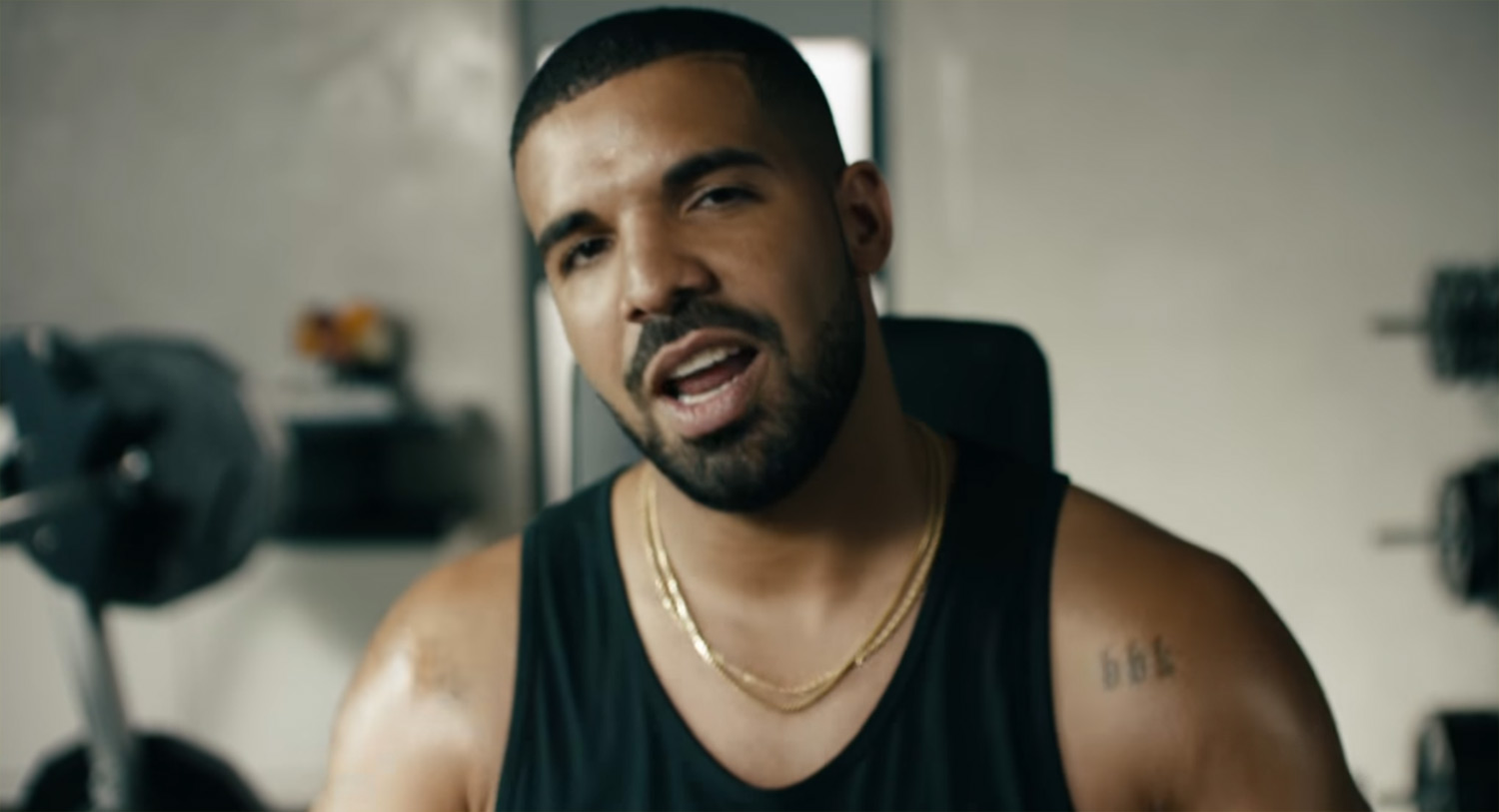 VIDEO: Drake Lip Syncs ‘Bad Blood’ for New Apple Commercial! | 2016 ...