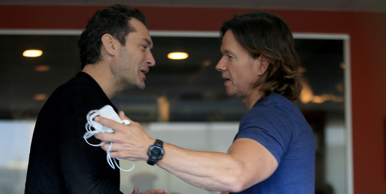 Jude Law & Mark Wahlberg Hug it Out While Bumping Into Each Other at ...