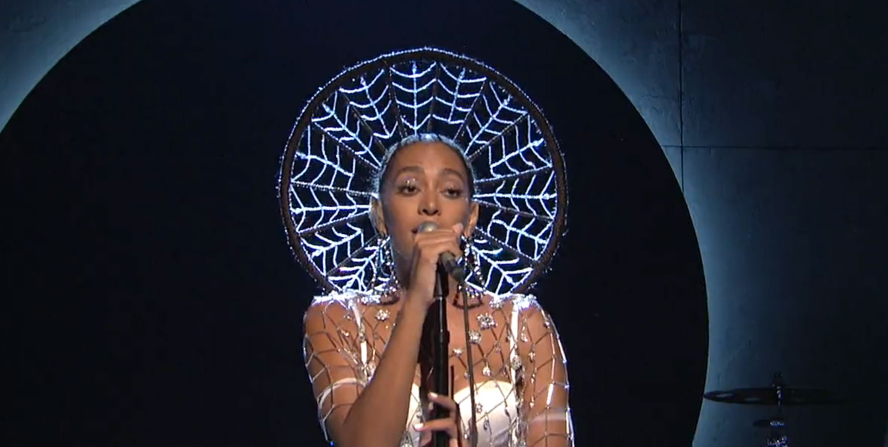 Solange Performs ‘Dont Touch My Hair’ & ‘Cranes in the Sky’ on ...