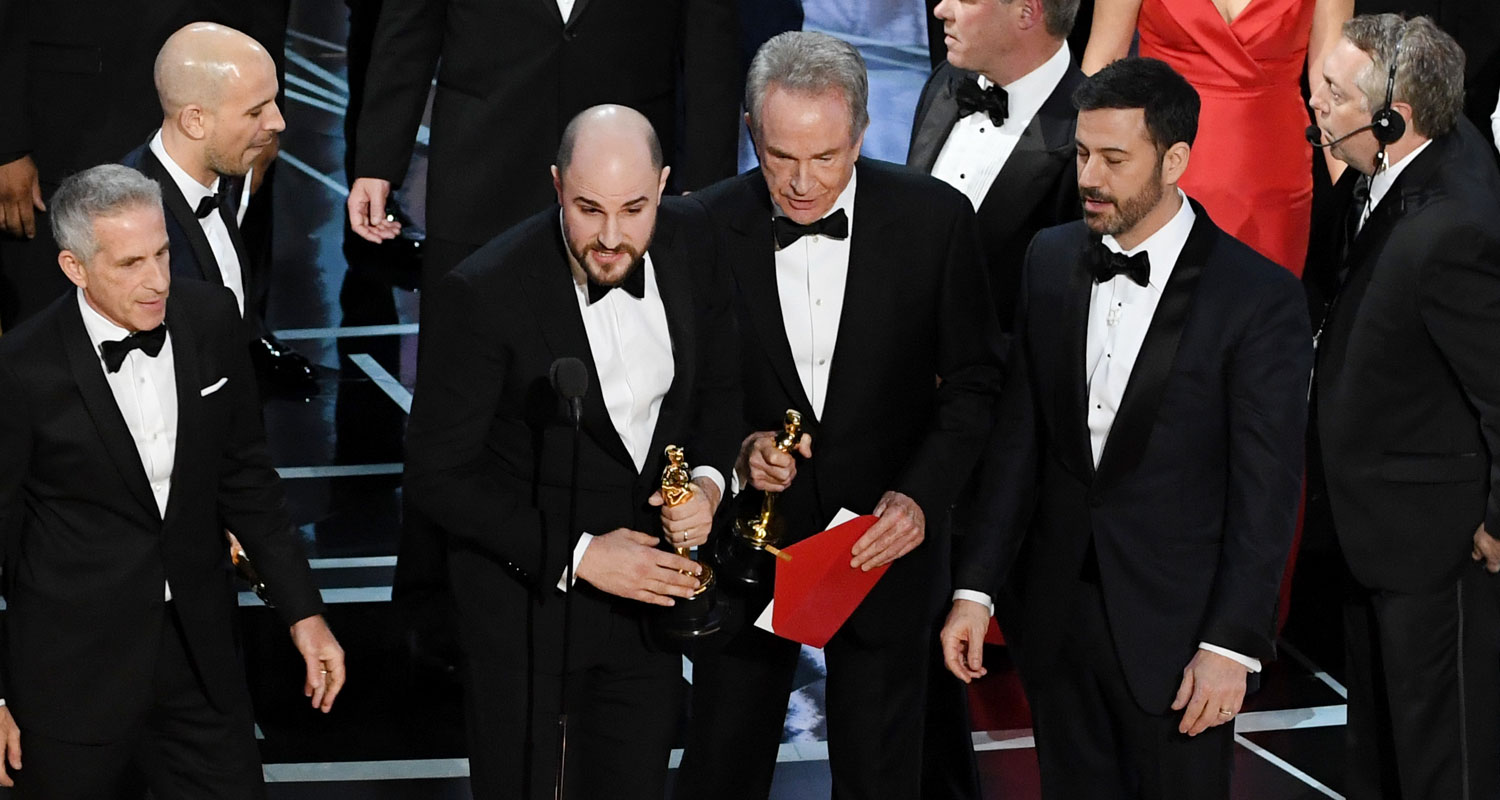 Watch Oscars Producers Scramble On Stage as ‘La La Land’ Team Accepts ...