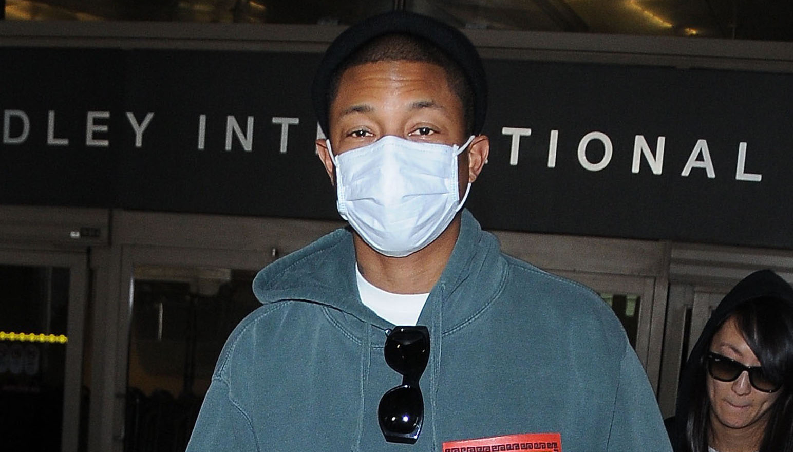 Pharrell Williams Wears Face Mask While Flying Into L.A. | Pharrell ...