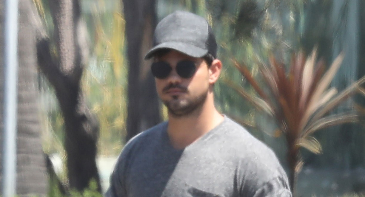 Taylor Lautner Shows Off Buff Body in Tight Shirt | Taylor Lautner ...