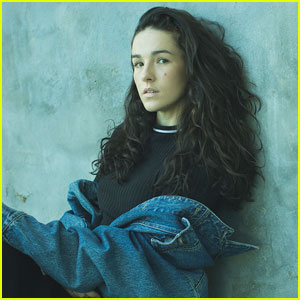 Rising Singer Robinson Shares 10 Fun Facts About Herself | 10 Fun Facts ...