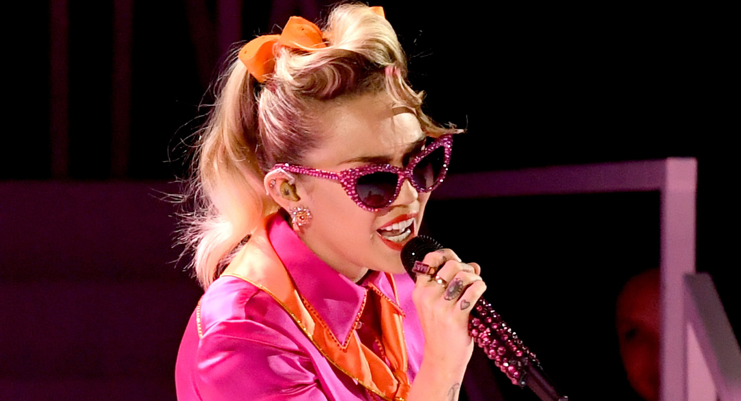 Miley Cyrus Sings ‘Younger Now’ at MTV VMAs 2017 (Video) | 2017 MTV ...