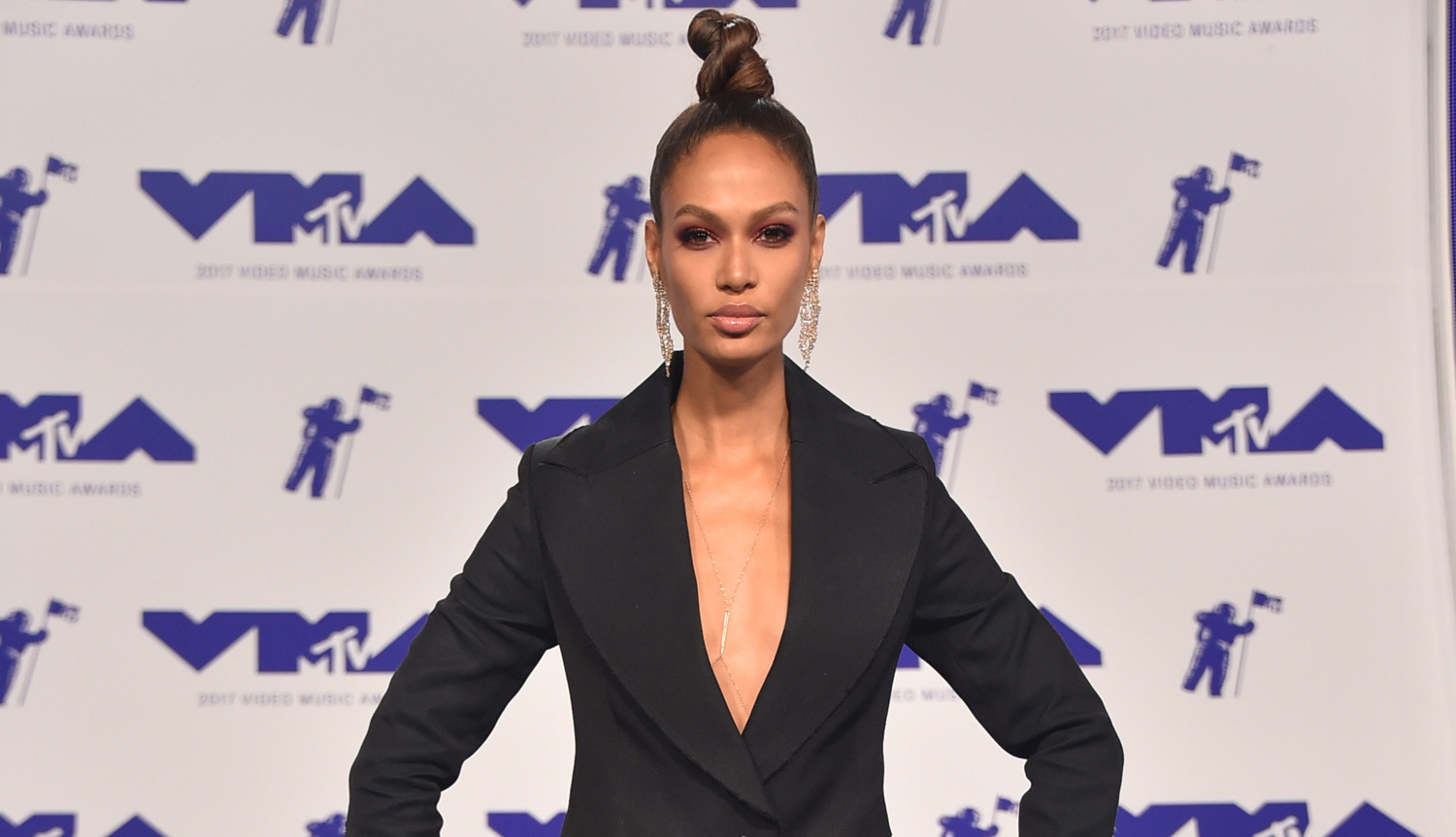 Joan Smalls Wore a Blazer as a Dress to the VMAs & Looked So Fierce ...