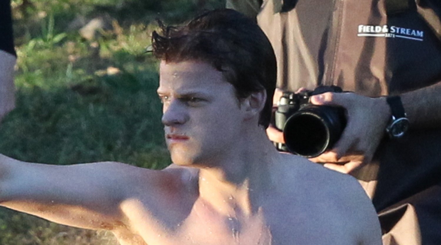 Lucas Hedges Goes Shirtless While Filming ‘Boy Erased’ in Atlanta ...