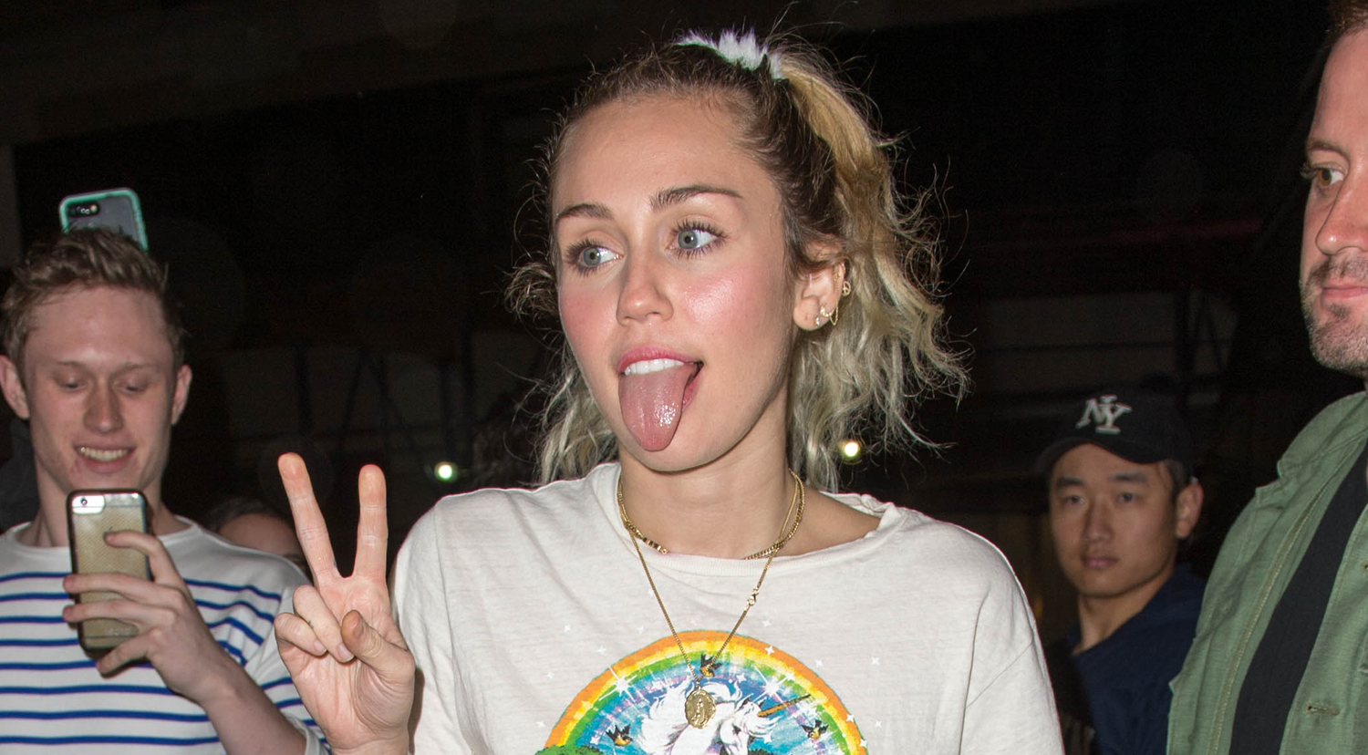Miley Cyrus Flashes Her Tongue & A Peace Sign Ahead of ‘SNL’ | Miley ...