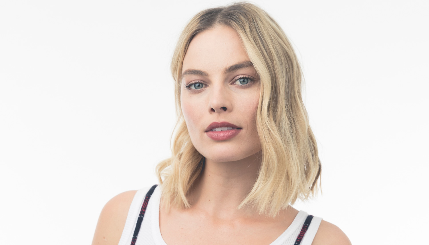 Margot Robbie Explains Why She Wears Her Wedding Ring Only on Weekends ...