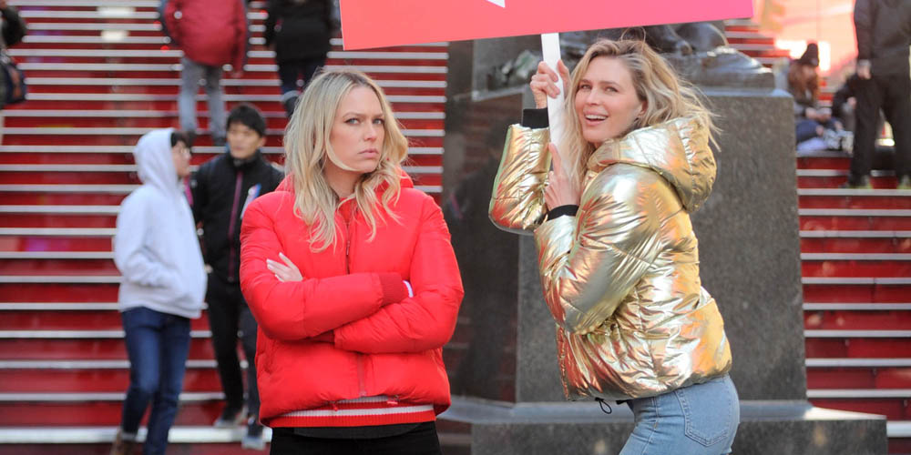 Sara & Erin Foster Hilariously Pose With an ‘I’m With Single’ Sign in ...