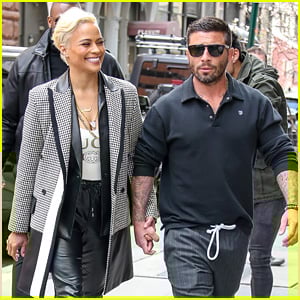 Paula Patton Holds Hands with Boyfriend, Whose Identity Has Been ...