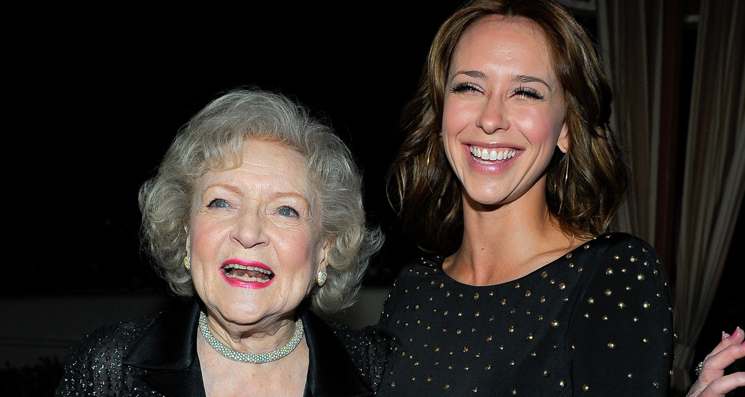 Jennifer Love Hewitt Had an Amazing Time Getting Drunk With Betty White ...