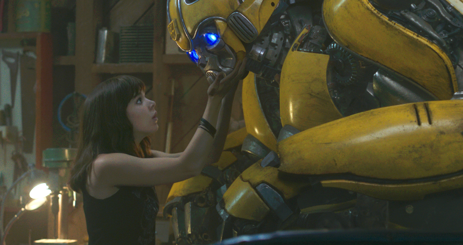 Hailee Steinfeld Discovers a Transformer in New ‘Bumblebee’ Trailer ...