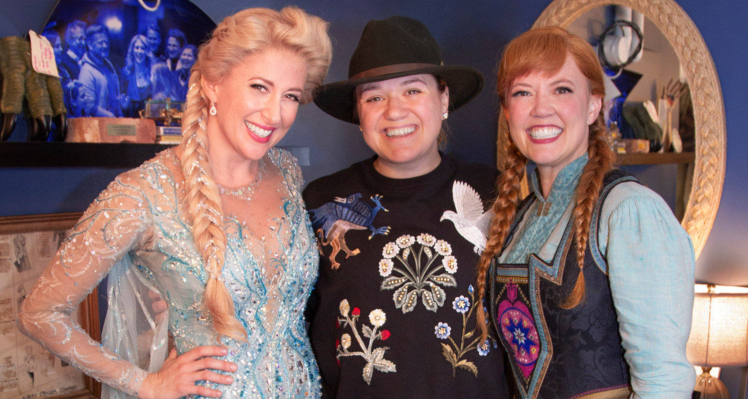 Kelly Clarkson Meets Anna & Elsa While Checking Out ‘Frozen’ on ...