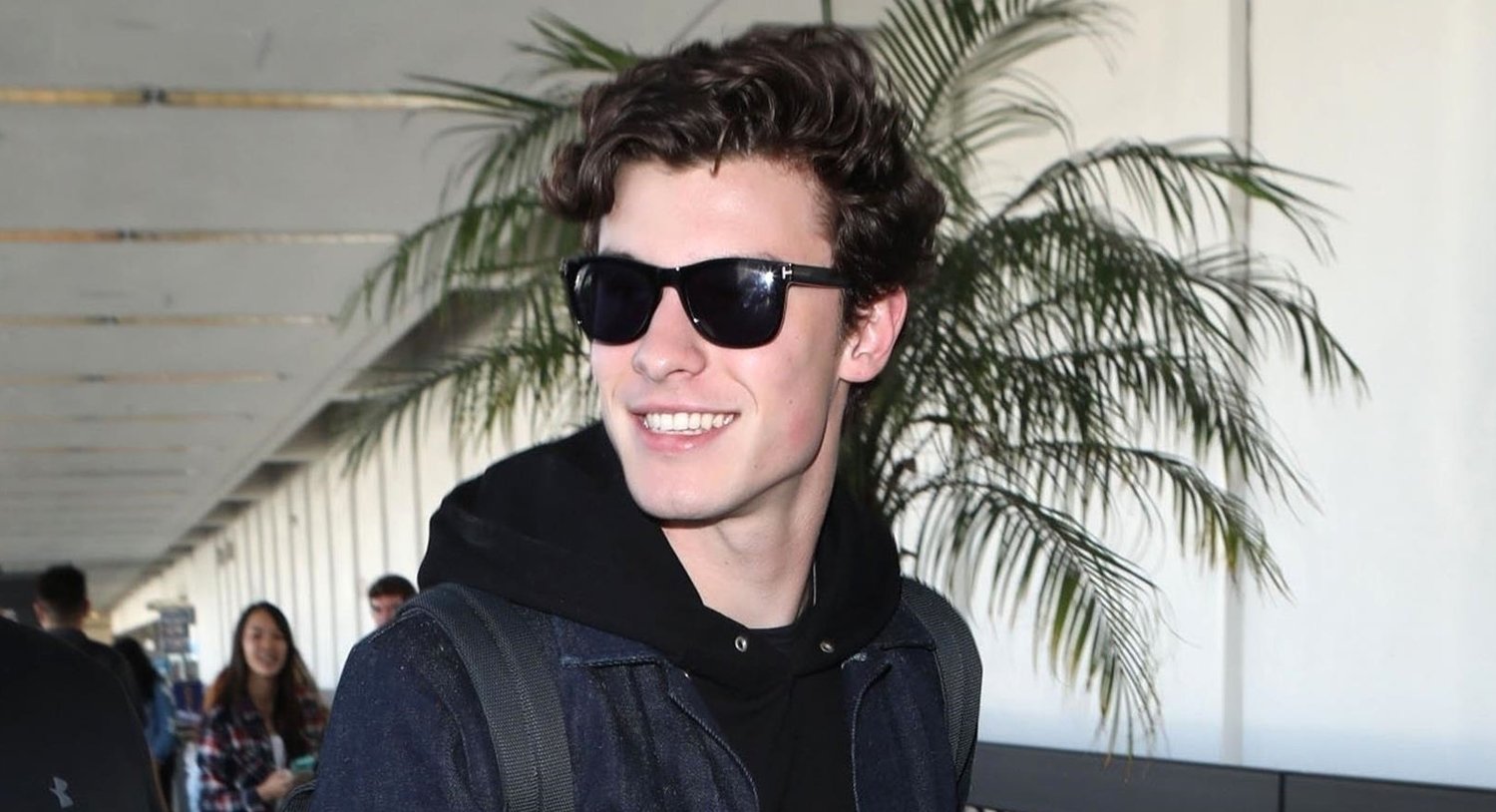 Shawn Mendes is All Smiles Jetting Out of LAX | Shawn Mendes | Just ...