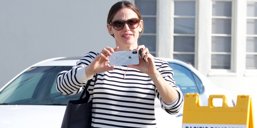 Jennifer Garner Films Photographers on Her Phone While Heading to ...