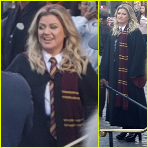 Kelly Clarkson Films at the Wizarding World of Harry Potter in ...