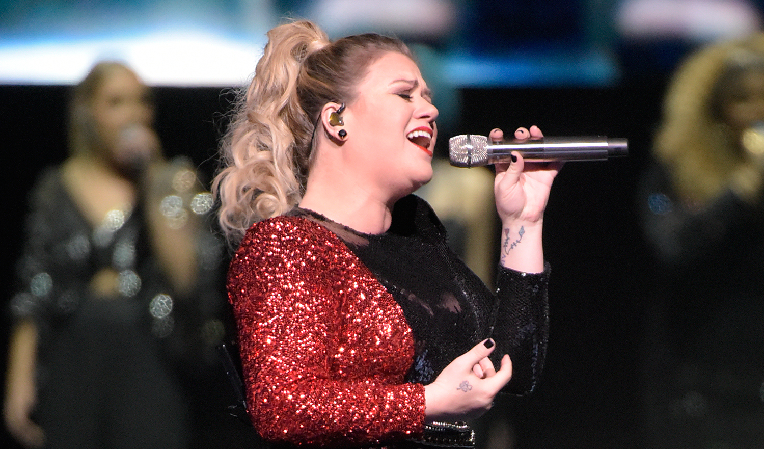 Kelly Clarkson Performs ‘Run, Run, Run’ Live with John Legend at L.A ...