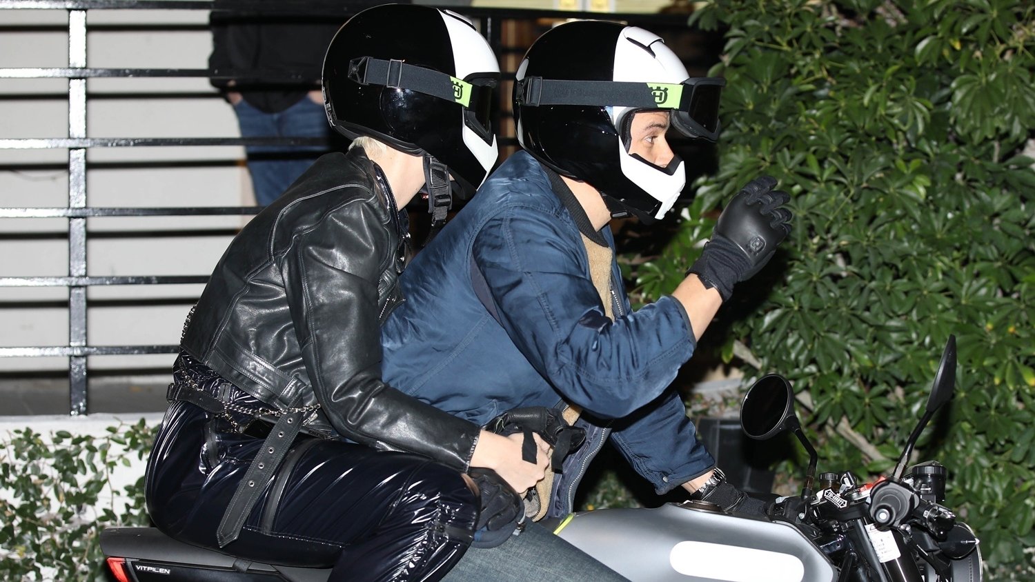Katy Perry & Orlando Bloom Arrive on Motorcycle for Jennifer Aniston’s ...