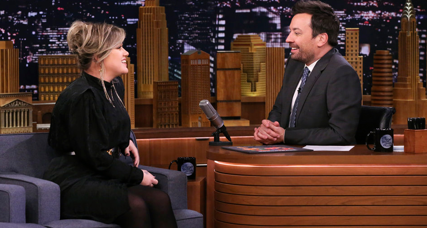 Kelly Clarkson Admits She Never Reads Signs At Her Concerts! | Kelly ...
