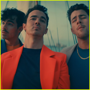 Jonas Brothers Throw a Beach Party in ‘Cool’ Video – Watch Now! | Joe ...