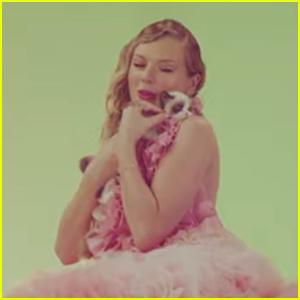 Taylor Swift Shares the Adorable Moment She Met Her New Cat Benjamin ...