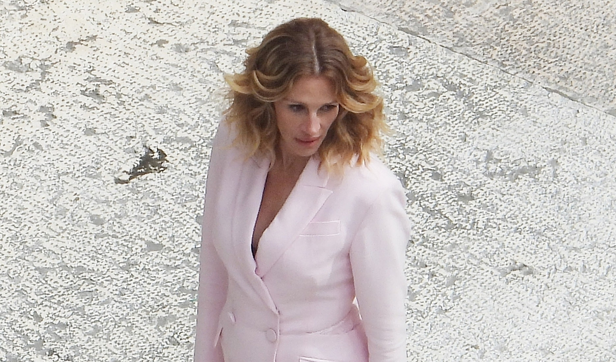 Julia Roberts Works the Camera During Modeling Gig | Julia Roberts ...