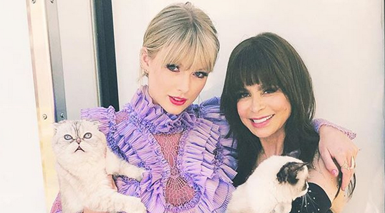 Paula Abdul Snaps Photo with Taylor Swift’s Cats – Even Though She’s ...