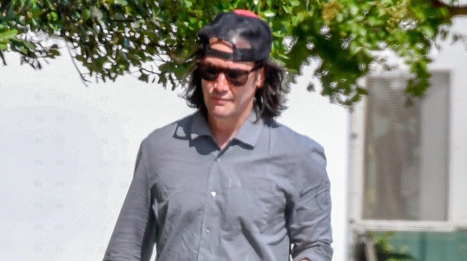 Keanu Reeves Sports Clean-Shaven Face on ‘Bill & Ted’ Set | Keanu ...