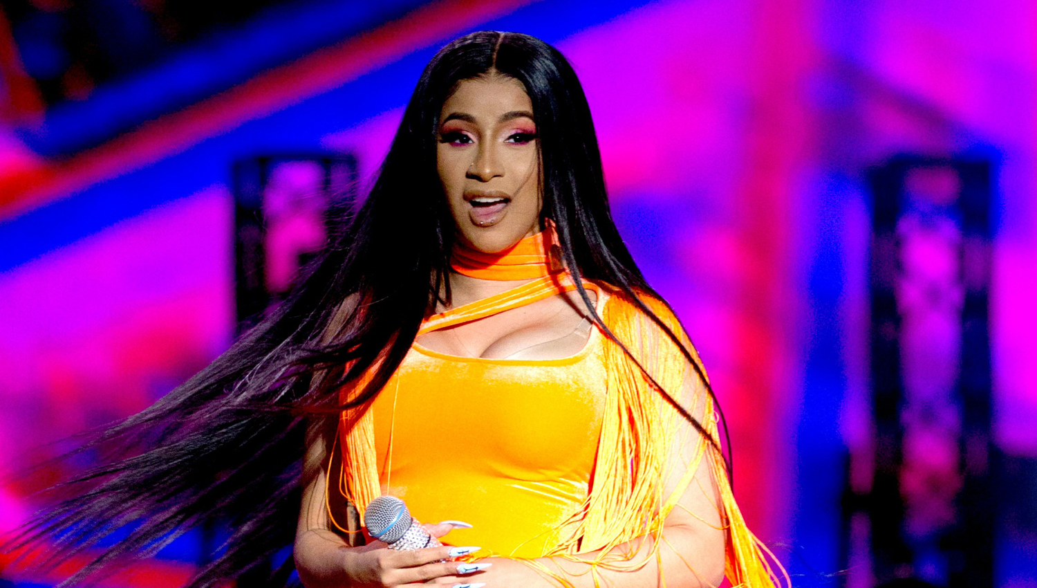 Cardi B Snatches Her Own Wig, Throws It Into the Crowd at Wireless ...