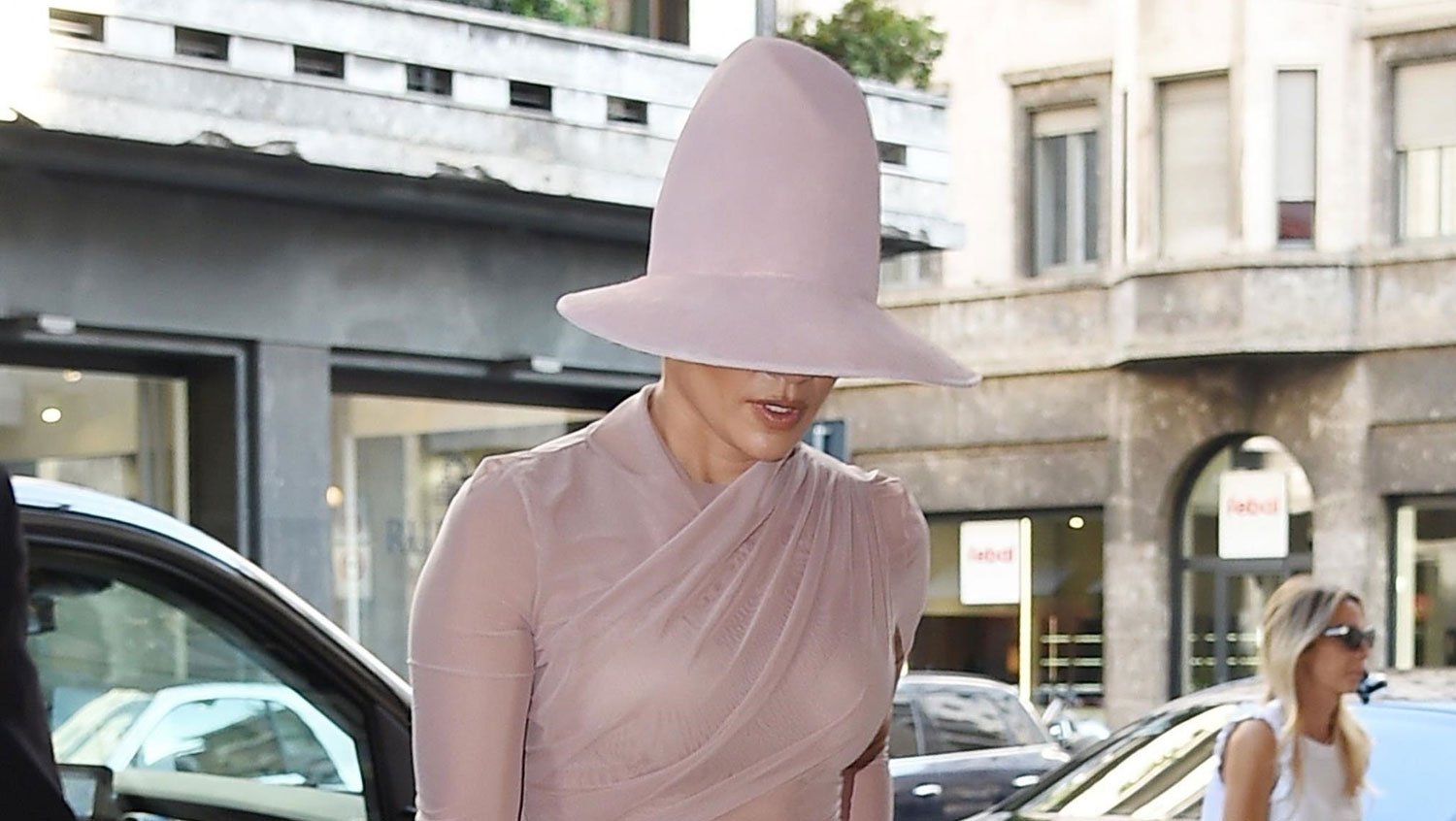 Jennifer Lopez Wears the Same Big Hat in Two Colors in Milan | Jennifer ...