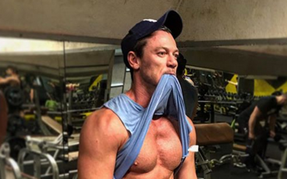 Luke Evans Shows Off His Abs in New Fitness Progress Photo | Luke Evans ...