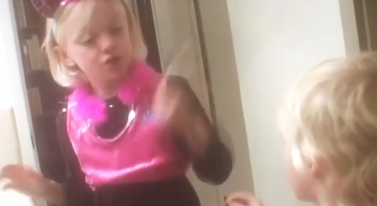 Elle Fanning Annoys Sister Dakota in Hilarious Halloween Throwback ...