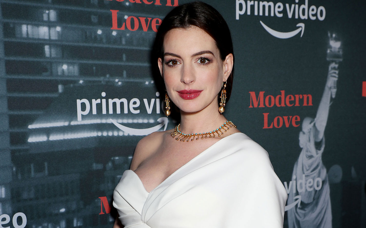 Pregnant Anne Hathaway Cradles Her Baby Bump at ‘Modern Love’ Event ...