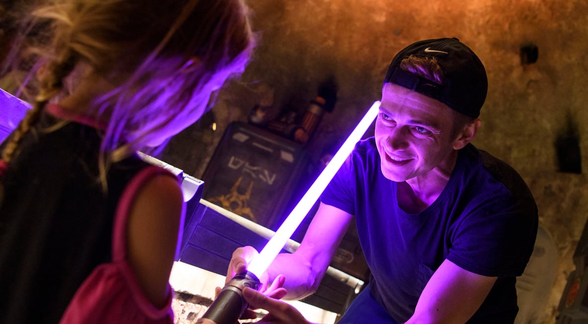 Hayden Christensen Brings Daughter Briar Rose to Star Wars: Galaxy Edge ...