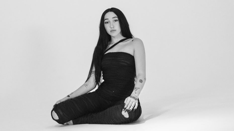 Noah Cyrus Drops New Video for Her Song ‘Lonely’ | Music, Music Video ...