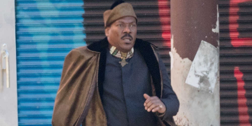 Eddie Murphy as Prince Hakeem Runs Down the Street While Filming ...