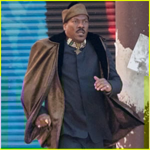 Eddie Murphy as Prince Hakeem Runs Down the Street While Filming ...