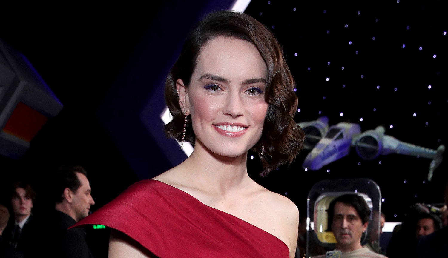 Daisy Ridley Is the Lady in Red at ‘Rise of Skywalker’ Premiere ...