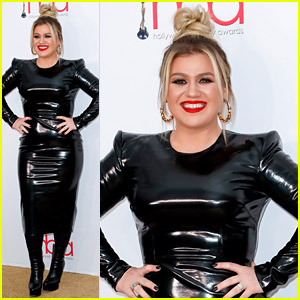 Kelly Clarkson Puts Slim Figure on Display in Form-Fitting Dress ...